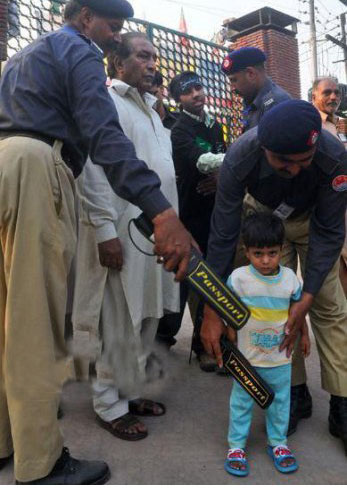 17 Craziest Things We See Only in Pakistan!