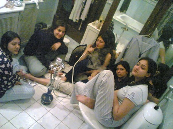8 Things Pakistani Girls Do When They Go To The Washroom Together - Parhlo