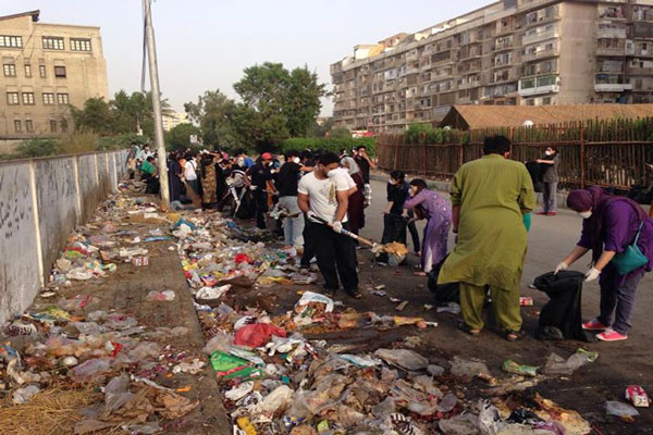 Stop Treating The Roads Of Karachi Like Your Dustbin!