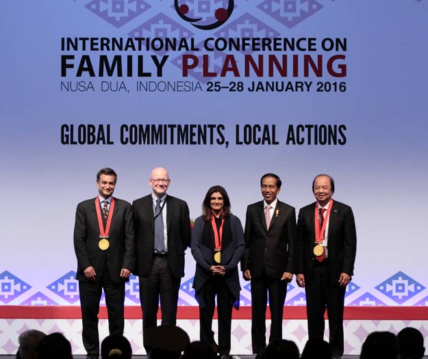 Pakistani Woman, Fayeeza Naqvi, Wins Global Humanitarian Award