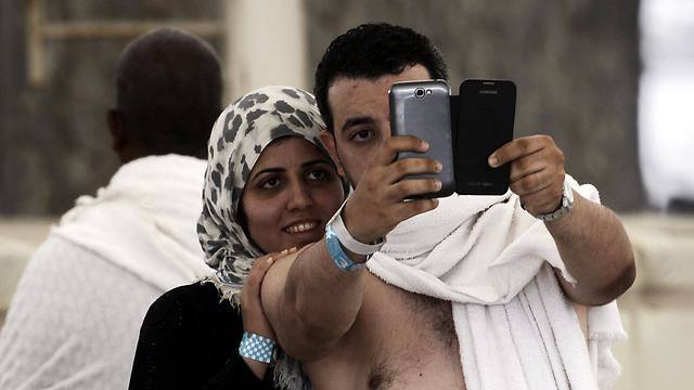 9 Types Of Halal Selfies That Is Driving The Ummah Crazy