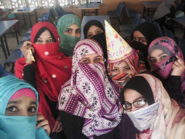 9 Types Of Halal Selfies That Is Driving The Ummah Crazy