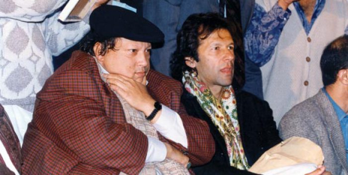 13 Rare And Coolest Nusrat Fateh Ali Khan Pictures You'll Ever See