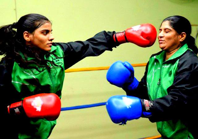 This First Ever Pakistani Mother-Daughter Boxing Duo Is All Set To ...