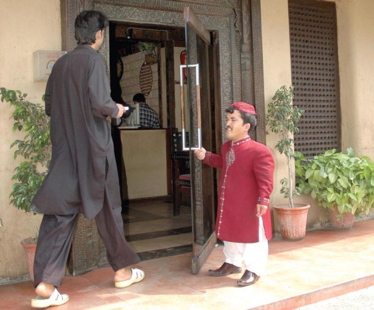 This Pakistani Dwarf Couple's Heart Warming Story Will Definitely Make ...