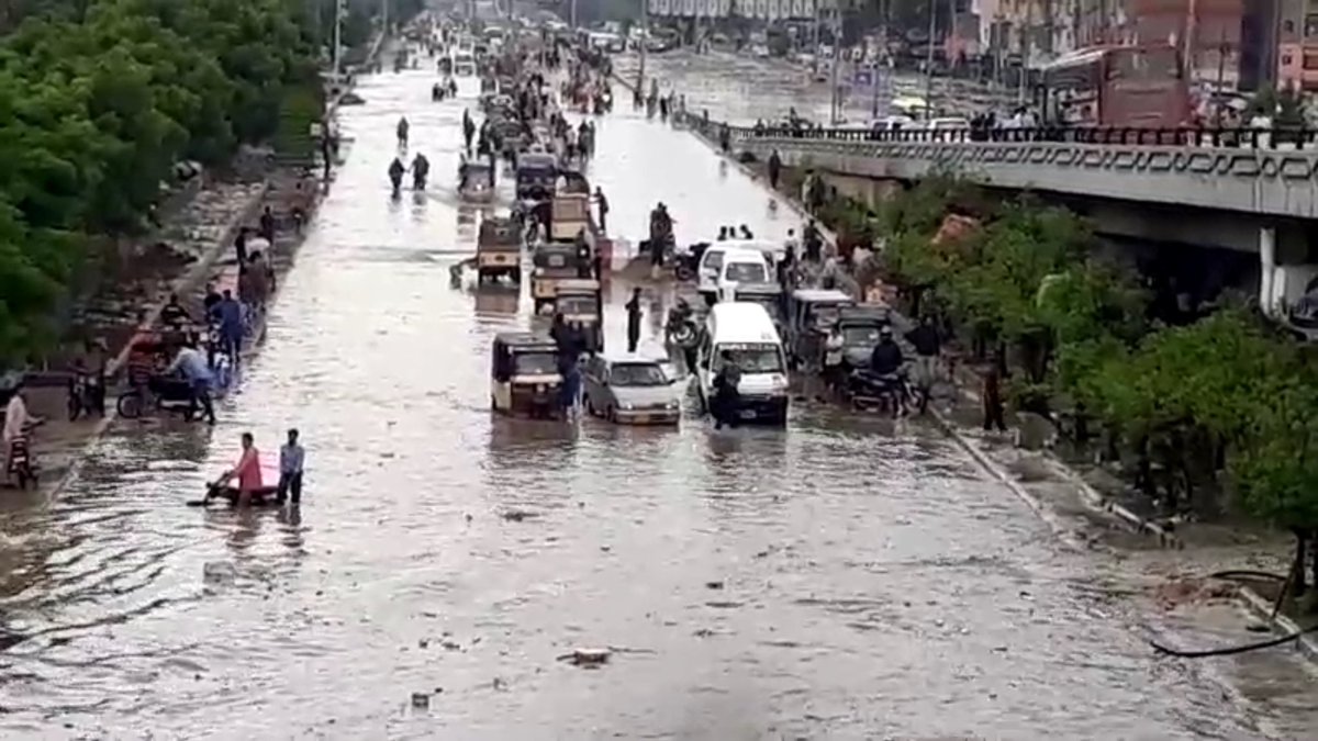 Karachi's Heavy Show of Rain Has absolutely Left the City in Turmoil!