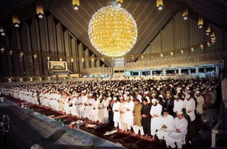 10 Deeds Every Muslim Must Do In The Third Ashra Of Ramadan | Parhlo.com