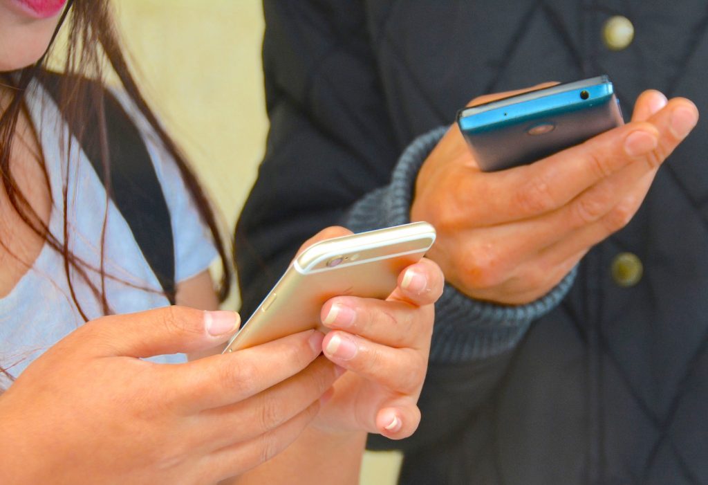 5 Negative Effects That Mobile Phones Can Have On Youth!|Parhlo.com