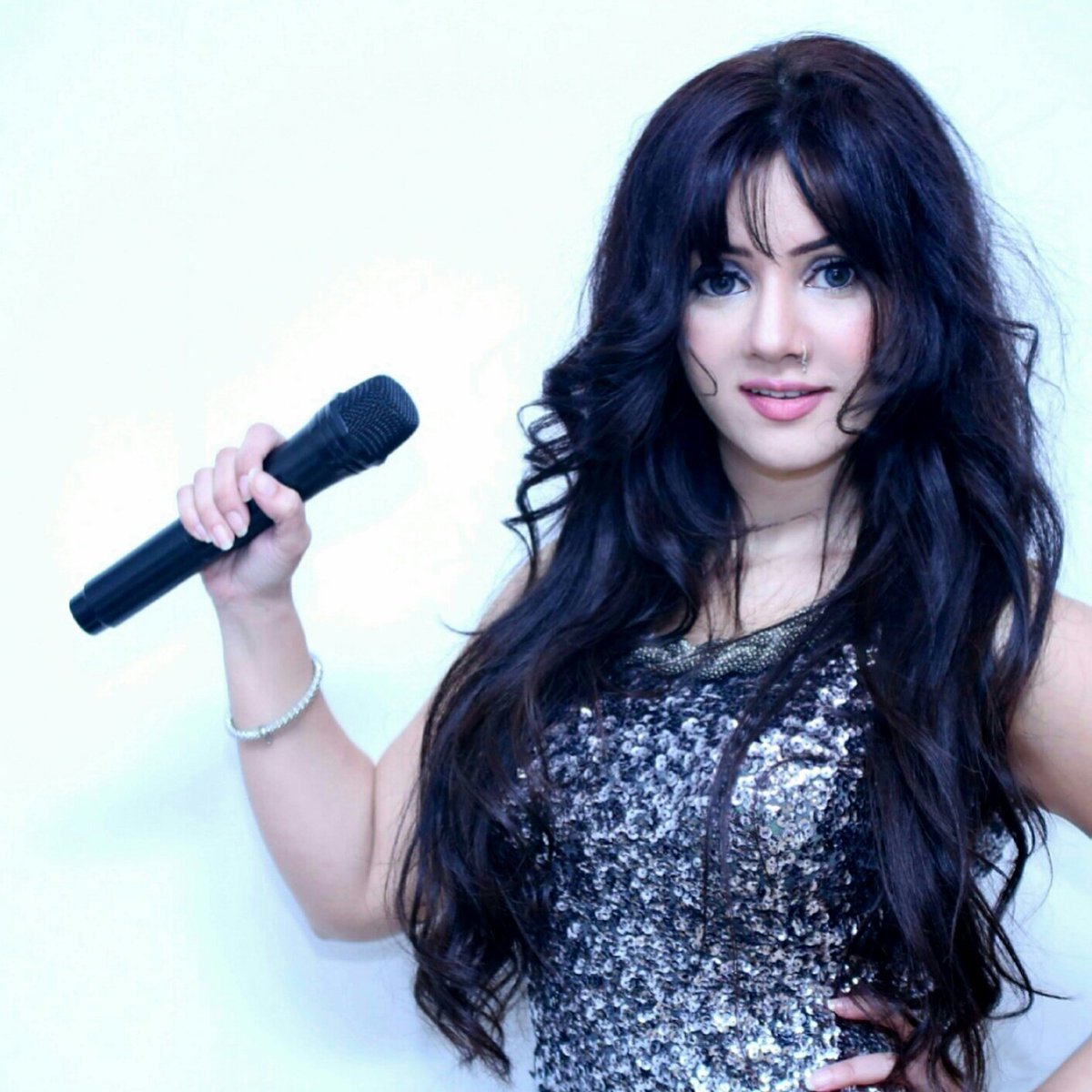 Rabi Pirzada model, actress and singer biography | Parhlo.com