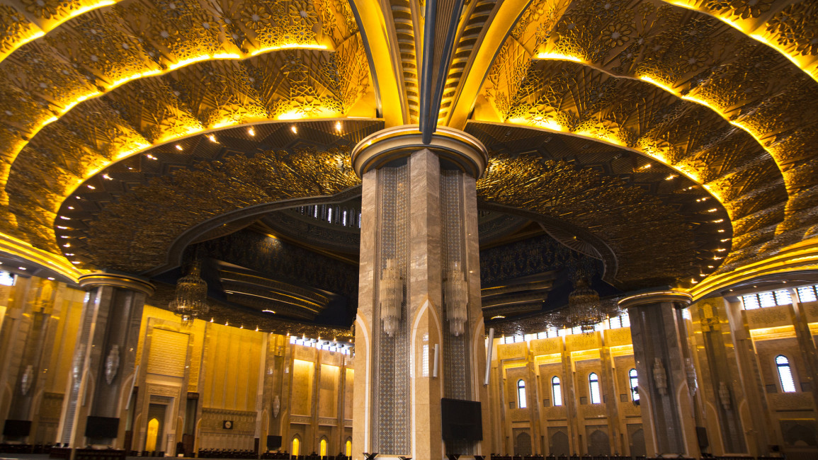 Muezzin Gives Azaan Wearing Shorts & Triggers An Outcry - Video Goes Viral!