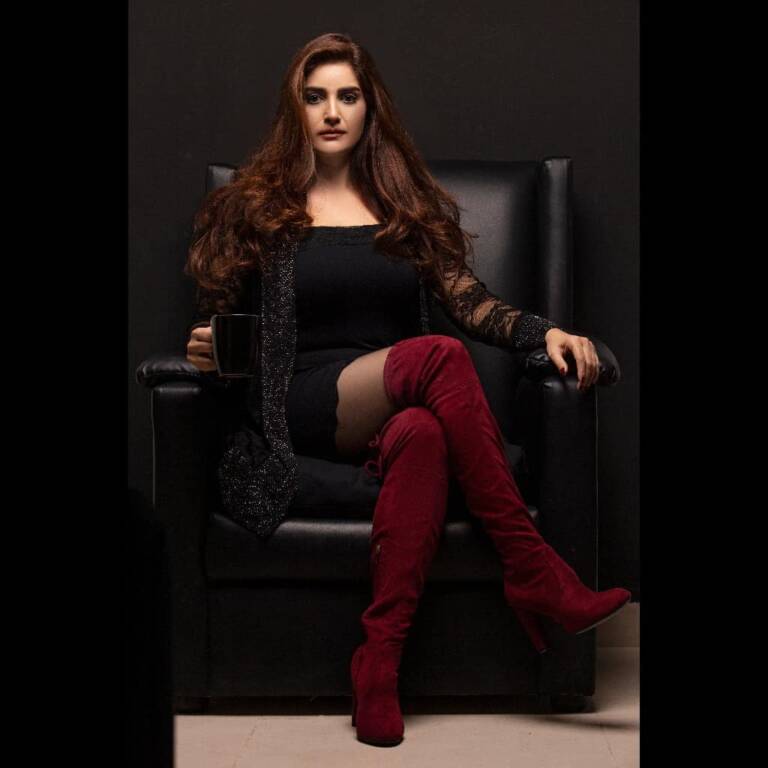 Pakistanis Can’t Handle Actor Aliya Ali’s Photoshoot In Revealing Dress ...