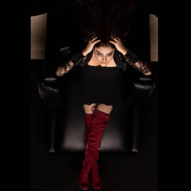 Pakistanis Can’t Handle Actor Aliya Ali’s Photoshoot In Revealing Dress ...