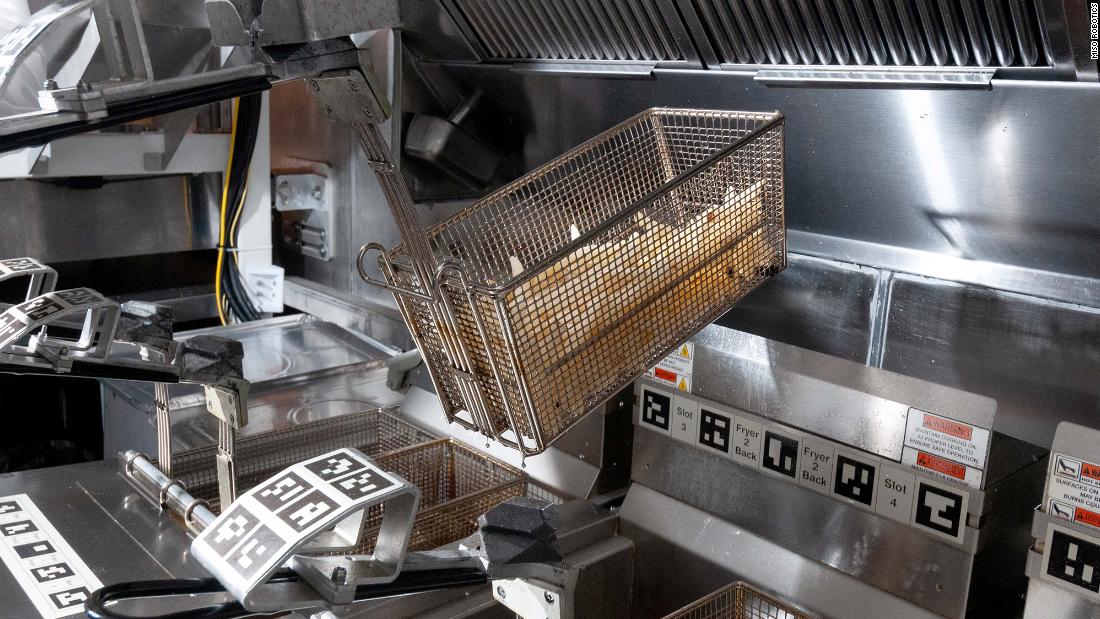 WATCH: This Robot Single-Handedly Working At A Fast Food Fry Station ...