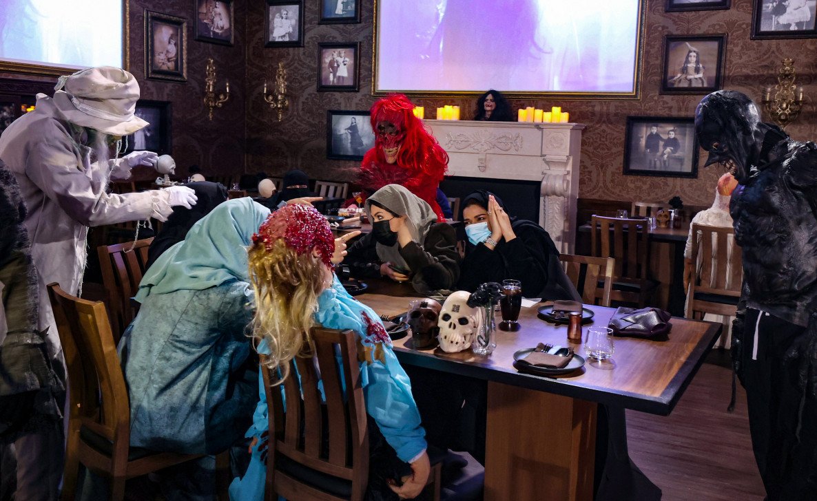 Get Into The Shadows - In Saudi Arabia, A Restaurant Offers Meal With ...